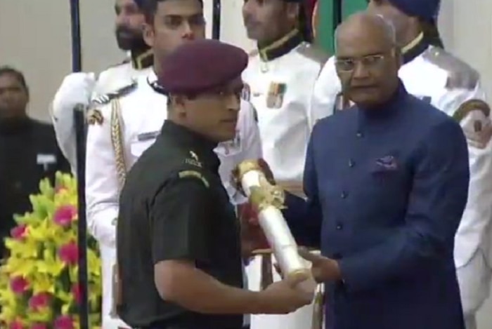 MS Dhoni receives Padmabhushan as Colonel|కల్నల్ హోదాలో పద్మభూషణ్ ...