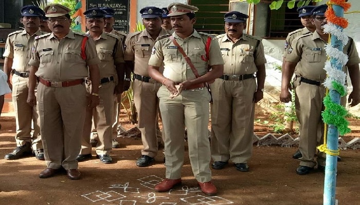 సొంత అవసరాలకి పోలీస్‌స్టేషన్‌ను తాకట్టు పెట్టిన ఘనుడు | ఏపీ News in Telugu