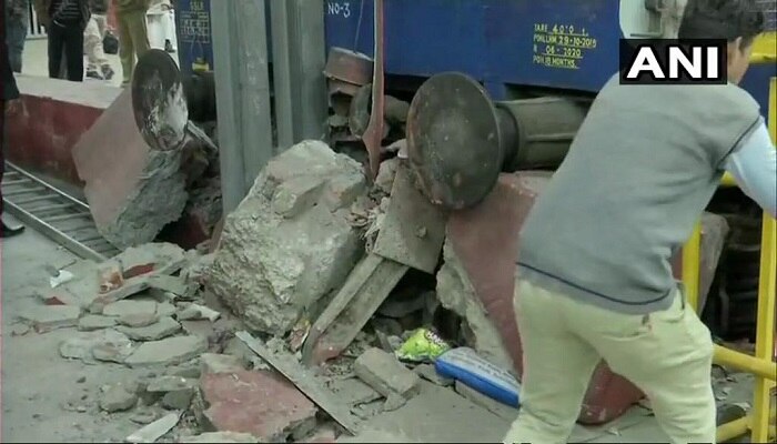 Doon Express train rams into platform | ప్లాట్‌ఫామ్‌పైకే దూసుకెళ్లిన ...