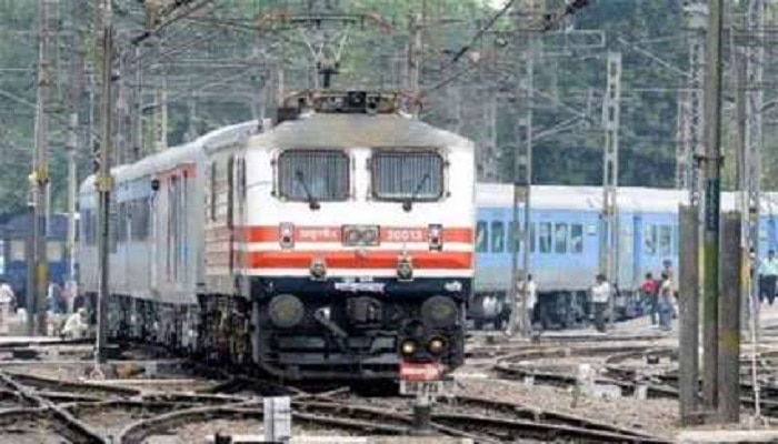 Venkatadri Express train derailed | పట్టాలు తప్పిన వెంకటాద్రి ఎక్స్ ...