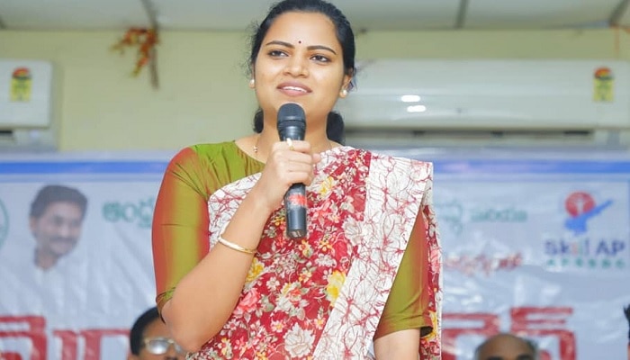 YSRCP MLA Vidadala Rajini: ఎమ్మెల్యే విడదల రజనీ కారుపై రాళ్లదాడి