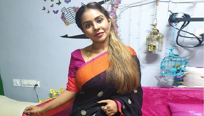 Sri Reddy Sensational Comments: ఆ అమ్మాయిలతోనే అబ్బాయిలు సుఖపడతారు ...