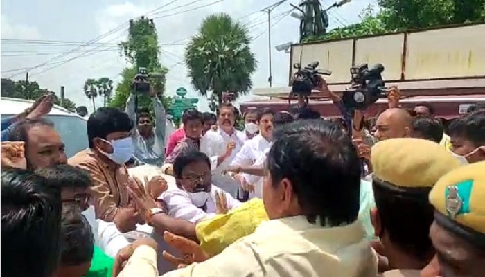 Tension created at Chandrababus residence clash between YCP and TDP leaders:చంద్రబాబు నివాసం ...