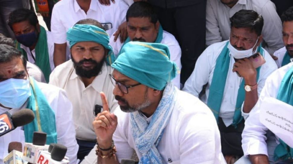 Attack on BJP MP Dharmapuri Arvind Vehicle at Armoor Mandal Issapally ...