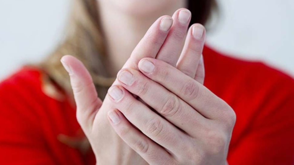swollen fingers: may be sign of uric acid symptoms, avoid these 5 foods ...