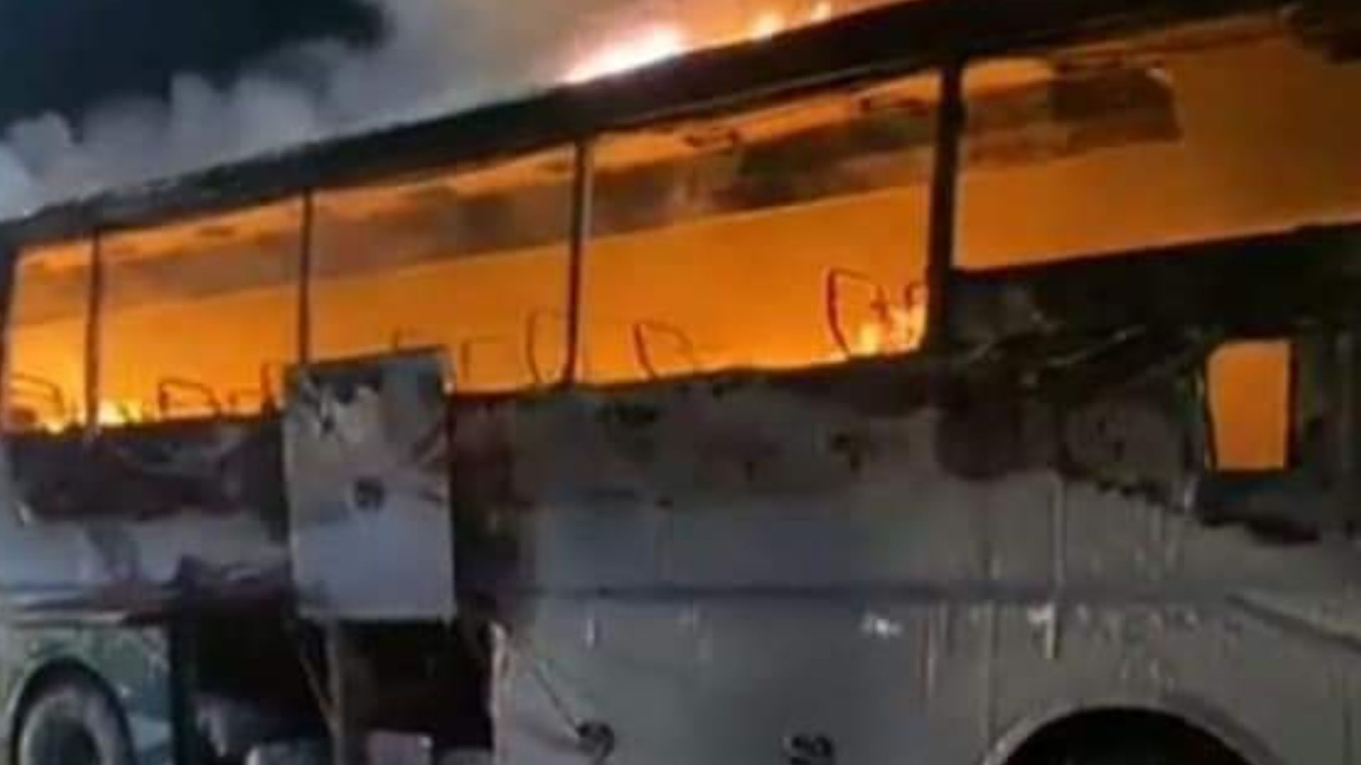 Pakistan Bus Fire: 21 killed and 10 injured in Bus Fire accident in ...