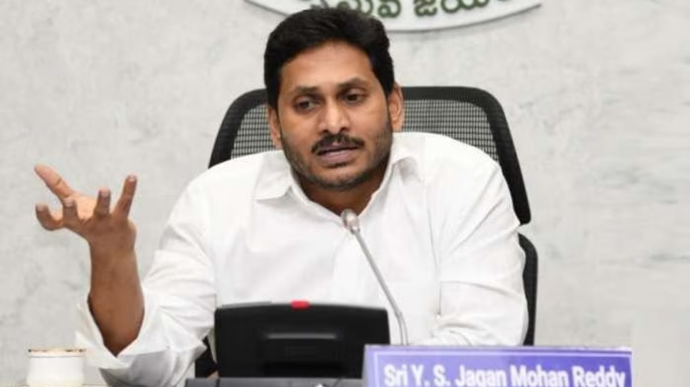 ap cm jagan mohan reddy flight emergency landing in gannavaram airport ...
