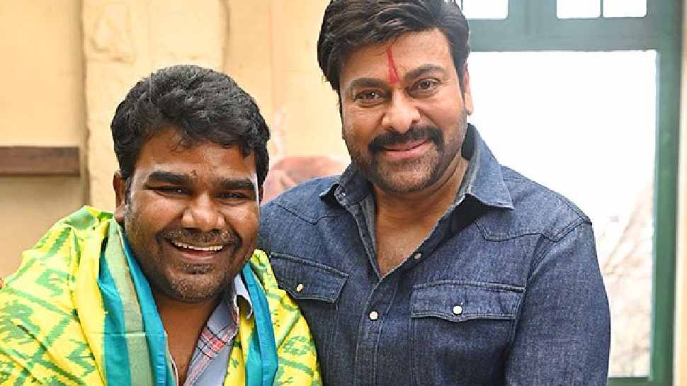 Chiranjeevi Fecilitates Balagam Director Venu at Bhola Shankar Sets ...