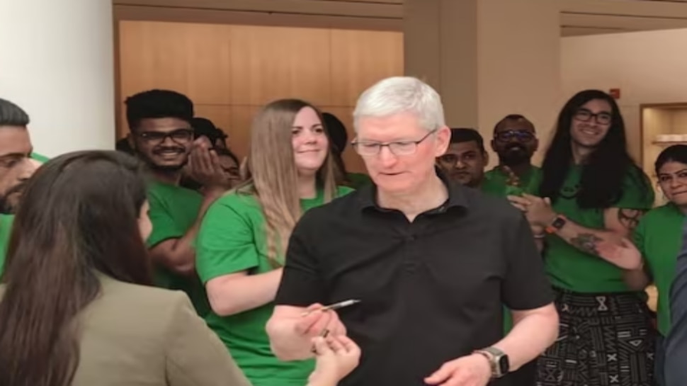 Delhi: Apple CEO Tim Cook opens Apple's Second store in India | Apple ...