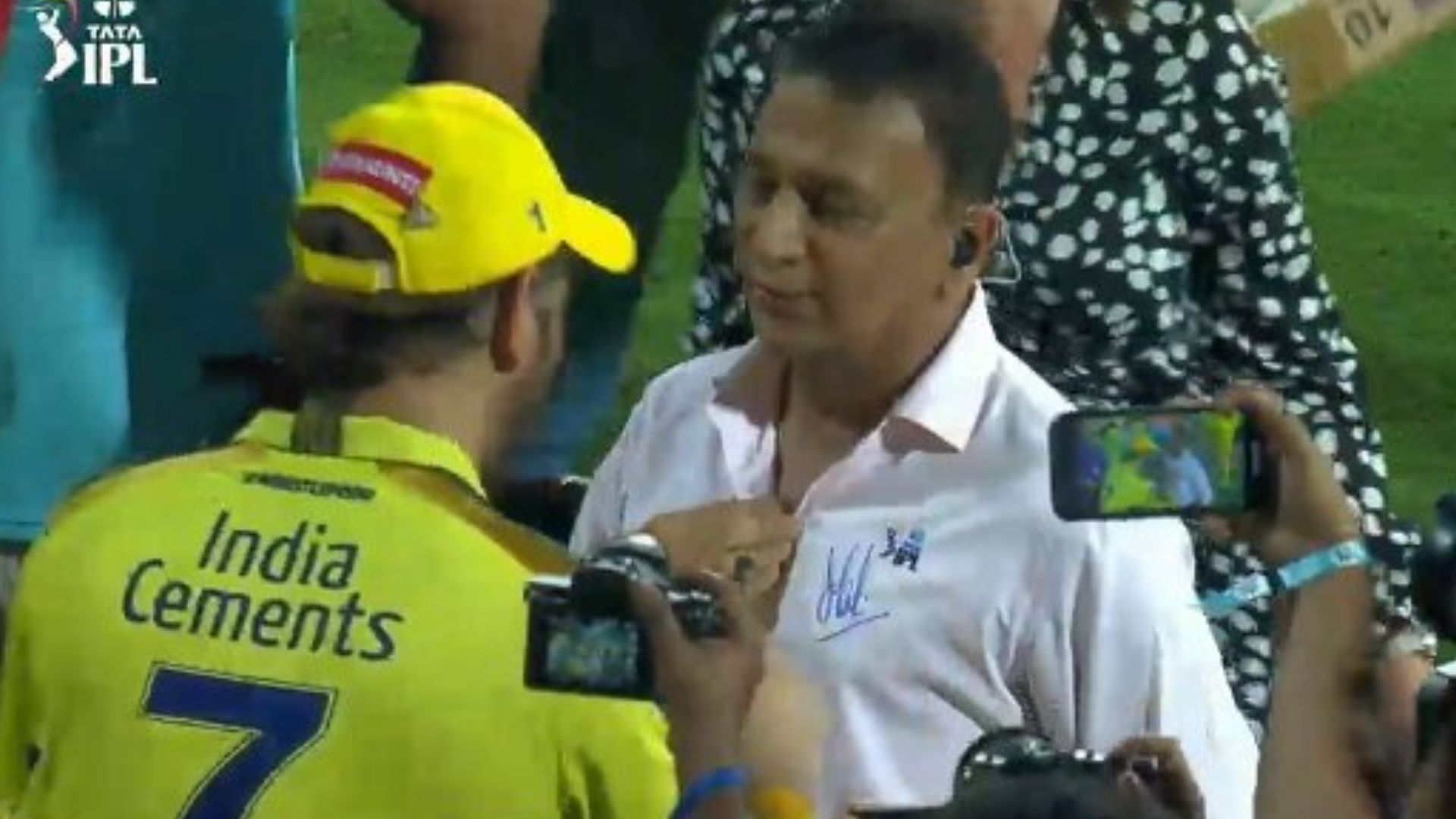 Sunil Gavaskar takes autograph from MS Dhoni in CSK vs KKR Match in IPL ...