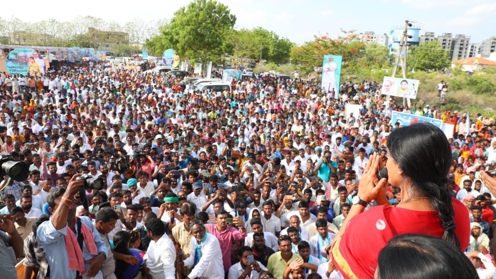 YSRTP president YS Sharmila unveiled YSR statue in Paleru Party Office ...