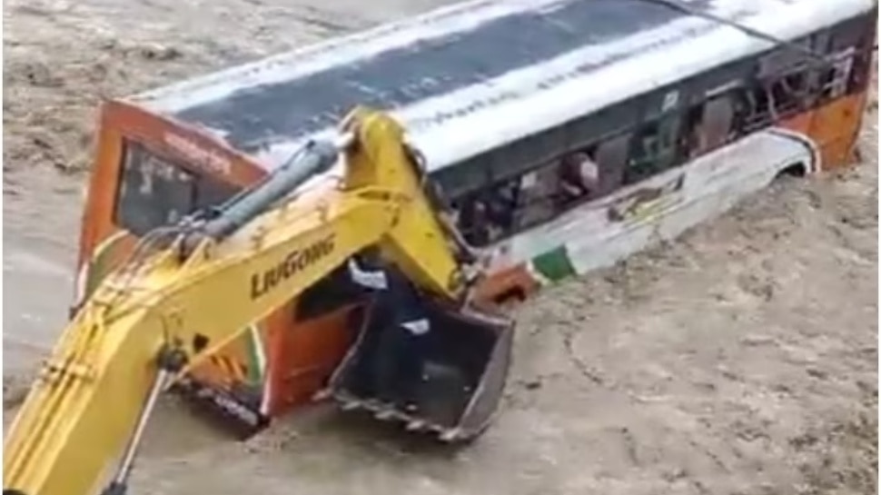 uttar pradesh Rains Bus carrying 40 passengers gets stuck in river flow ...