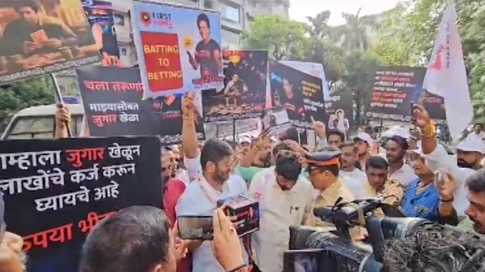 MLA Bacchu Kadu protest outside Sachin Tendulkar house in Mumbai For ...