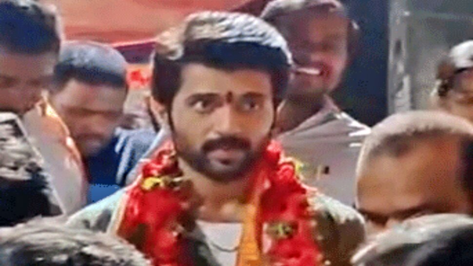 Kushi Actor Vijay Devarakonda Visited Visakha Simhachalam Temple |Vijay ...