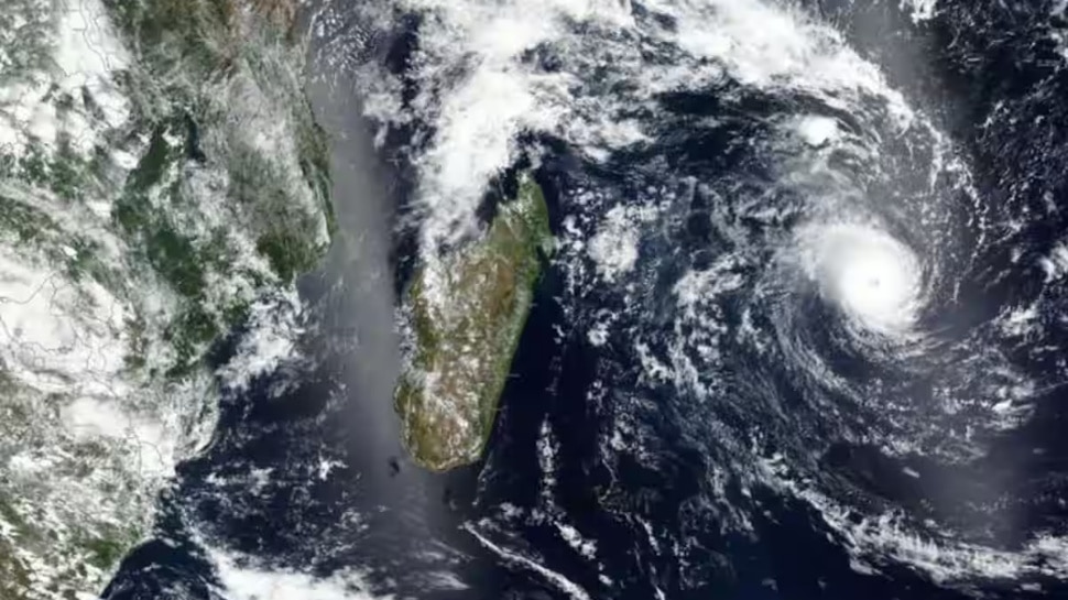 cyclone hamoon Latest Updates imd Alerts cyclone hamoon intensifies ...