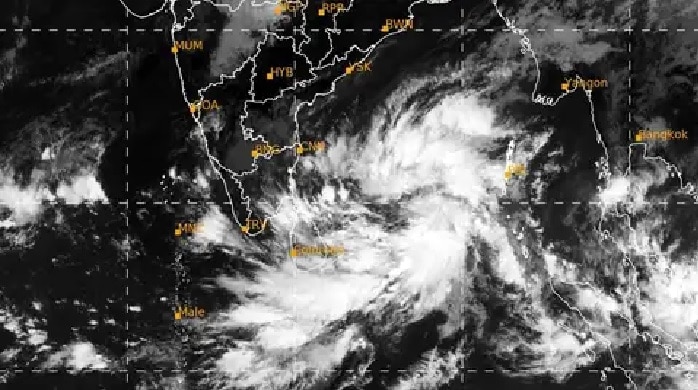 Michaung cyclone in bay of bengal, heavy rains alert to ap, cyclone expected landfall on ...