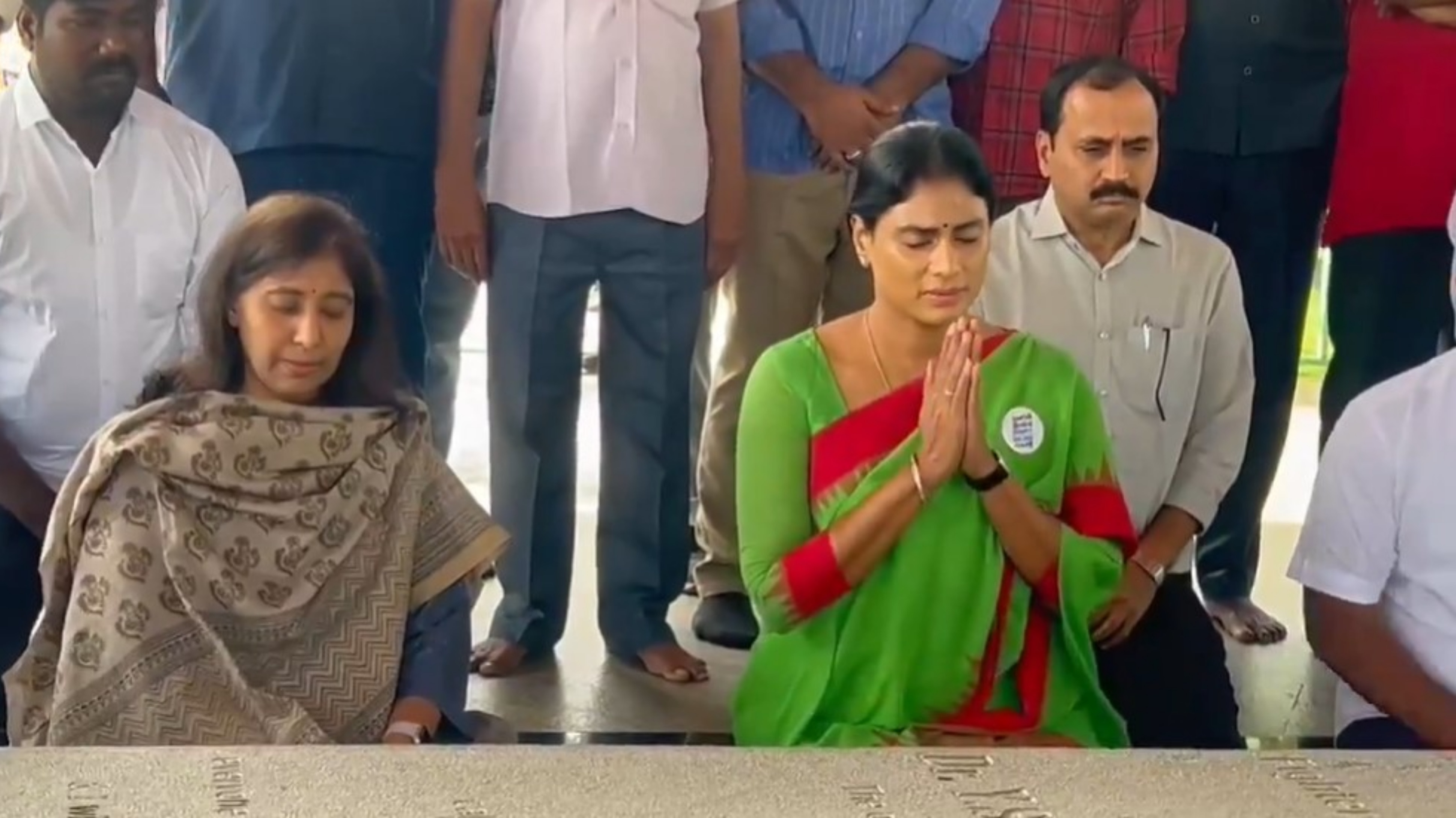 YS Sharmila Meet with YS Sunitha Reddy and DL Ravindra Reddy in Kadapa ...