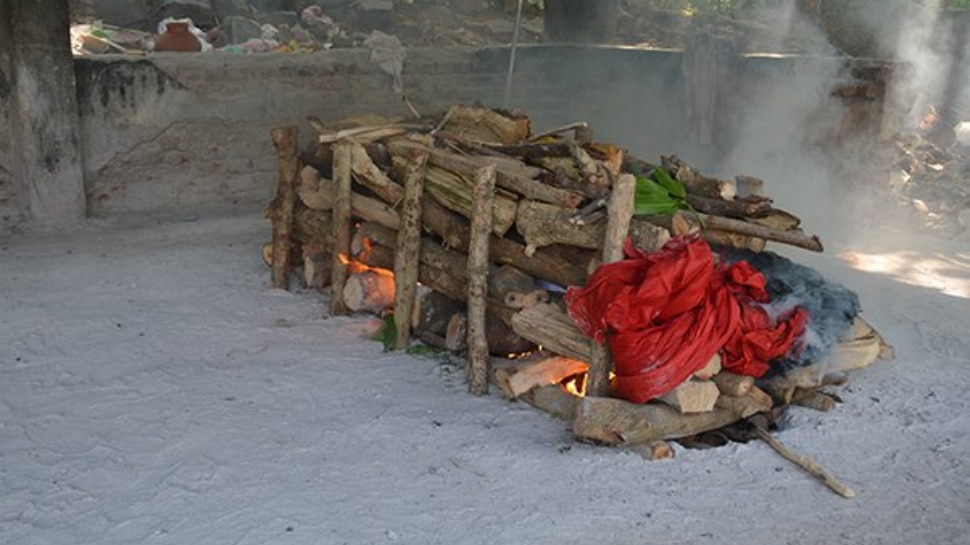 odisha Dead Woman Opens Eyes Minutes Before Cremation In Berhampur ...