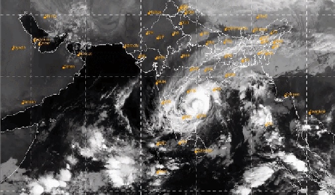 Cyclone alert for Andhra pradesh bay of bengal these districts will ...