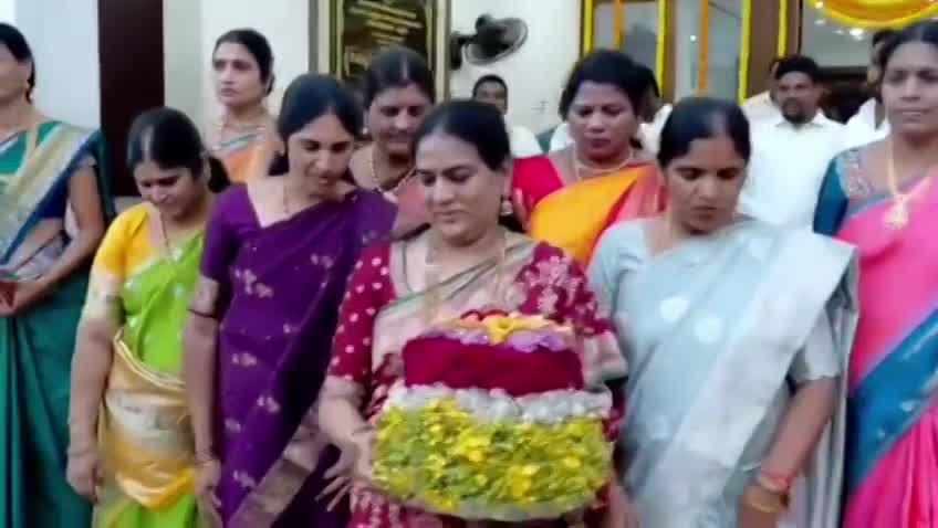 Harish Rao Wife Srinitha And His Family Attends In Saddula Bathukamma ...