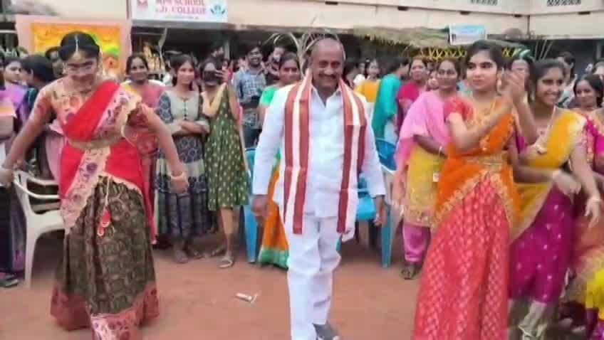 Sankranti Dance: సంక్రాంతి సంబరాల్లో చిందేసిన ఎమ్మెల్యే | News in Telugu