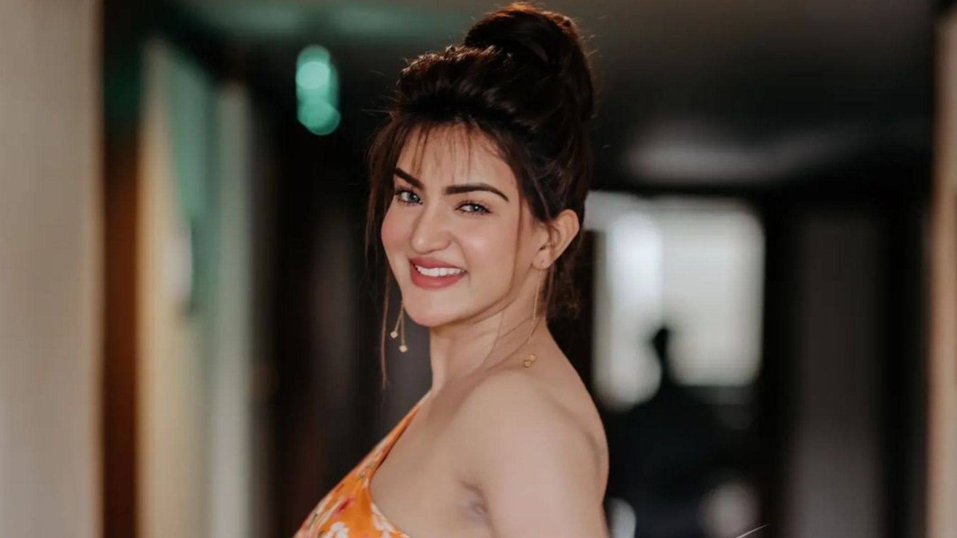 Veera Simha Reddy Movie Actress Honey Rose Flaunts Her Curves in modern ...