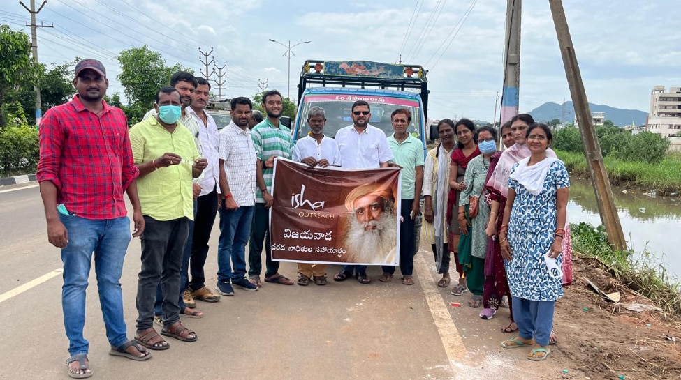 isha foundation helping hands Isha volunteers who help the Vijayawada ...