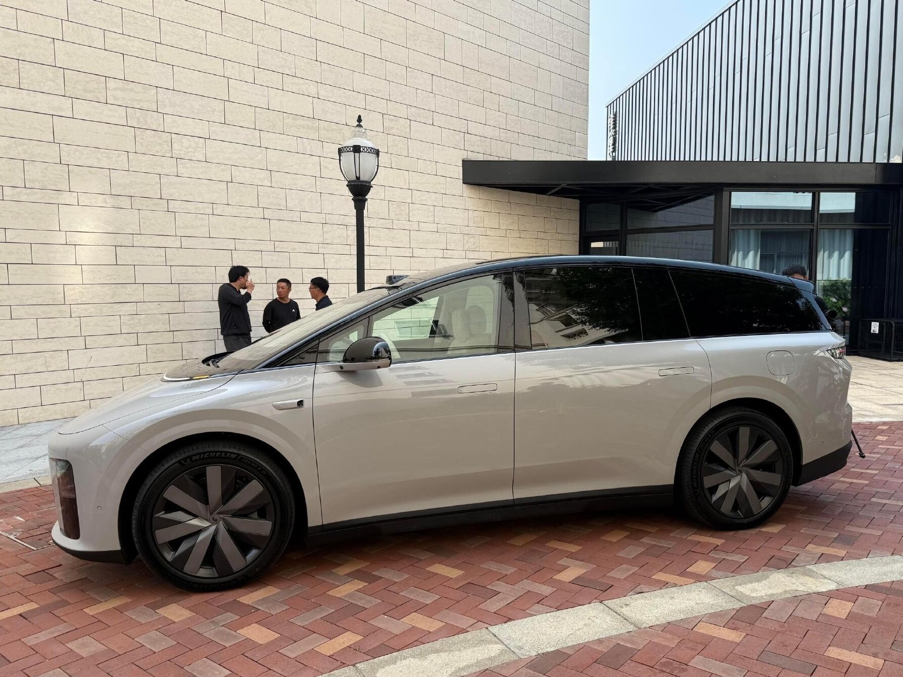 Li I8 Electric Car Launched In China With 720 Km Mileage, Features And ...