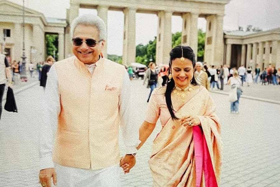 50 Years Old Mahua Moitra Third Marriage With 65 Years Old Pinaki Misra ...