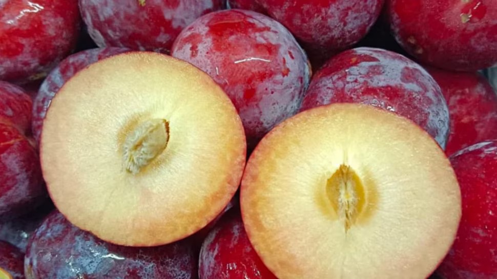 plum Fruit benefits plums fruit helps Heart Problems Control Blood ...