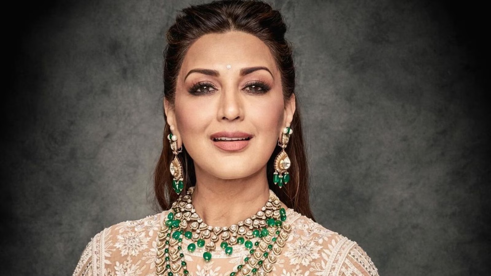 Sonali Bendre Shocking Comments on Stra Hero He Looked at Me Like an ...