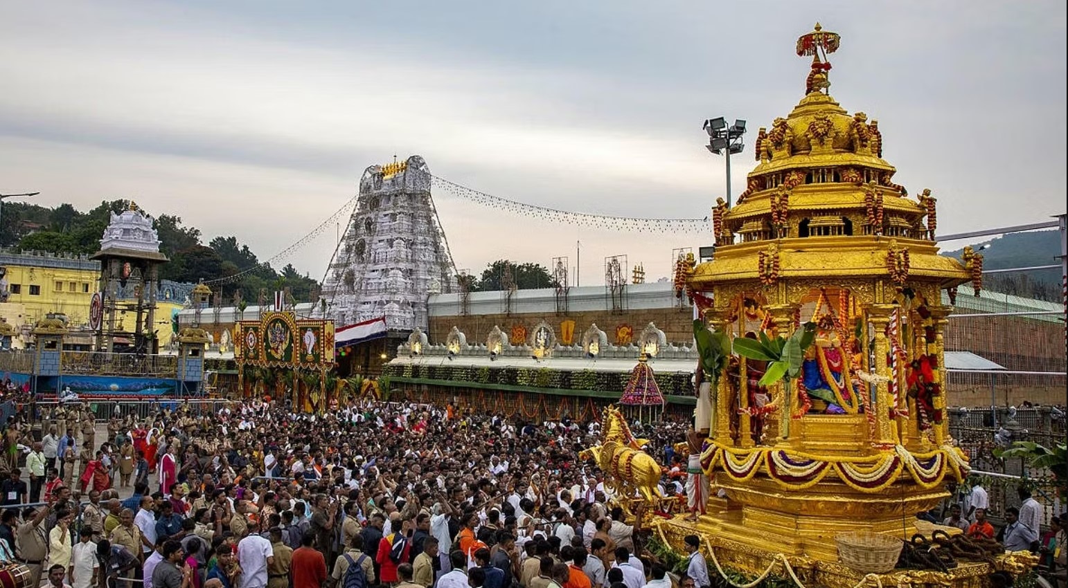 Tirumala Darshan Update 31 Compartments Full Devotees Face 18 Hour Wait ...