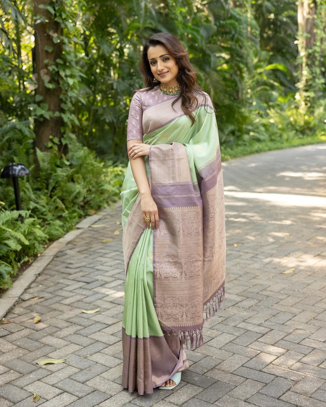 Trisha Bathroom Photos Once Again Go Viral With Her Latest Mirror ...