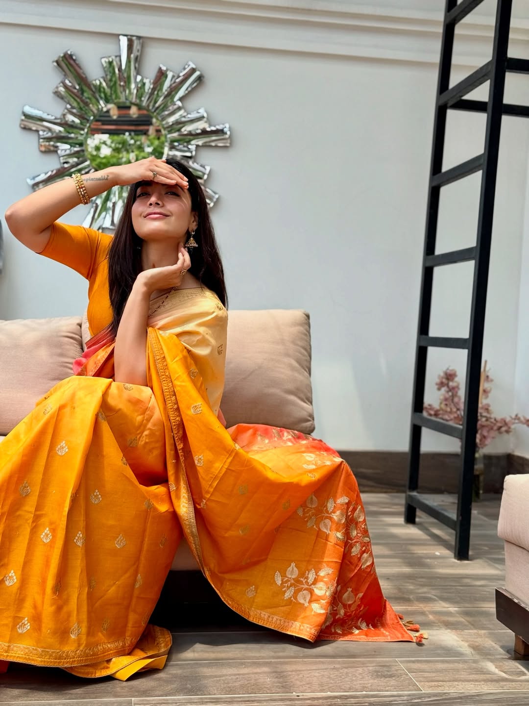 Rashmika in Vijay Devarakonda Mother Saree Viral Photos Spark Dating Rumors Again vn | Vijay ...