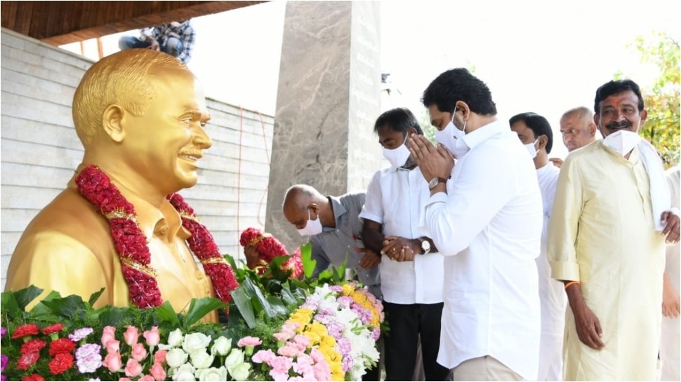YSR Vardhanthi: వైఎస్సార్‌కు ఏపీ సీఎం వైఎస్ జగన్ మోహన్ రెడ్డి ఘన నివాళి ...