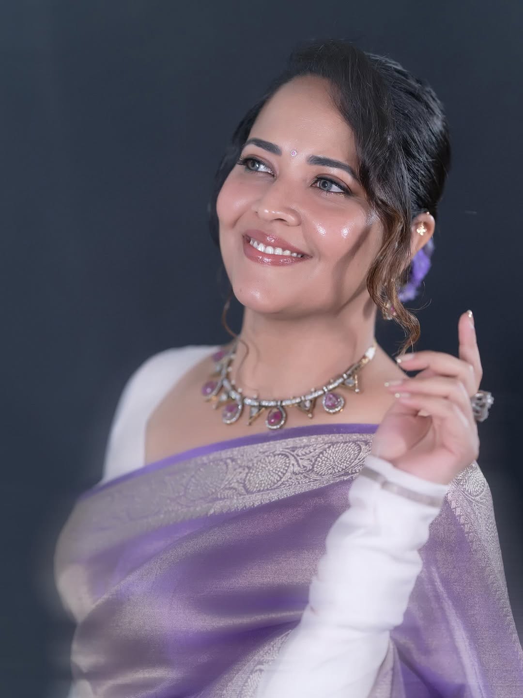 Anasuya Bharadwaj latest tradition saree look insta post viral amid ...