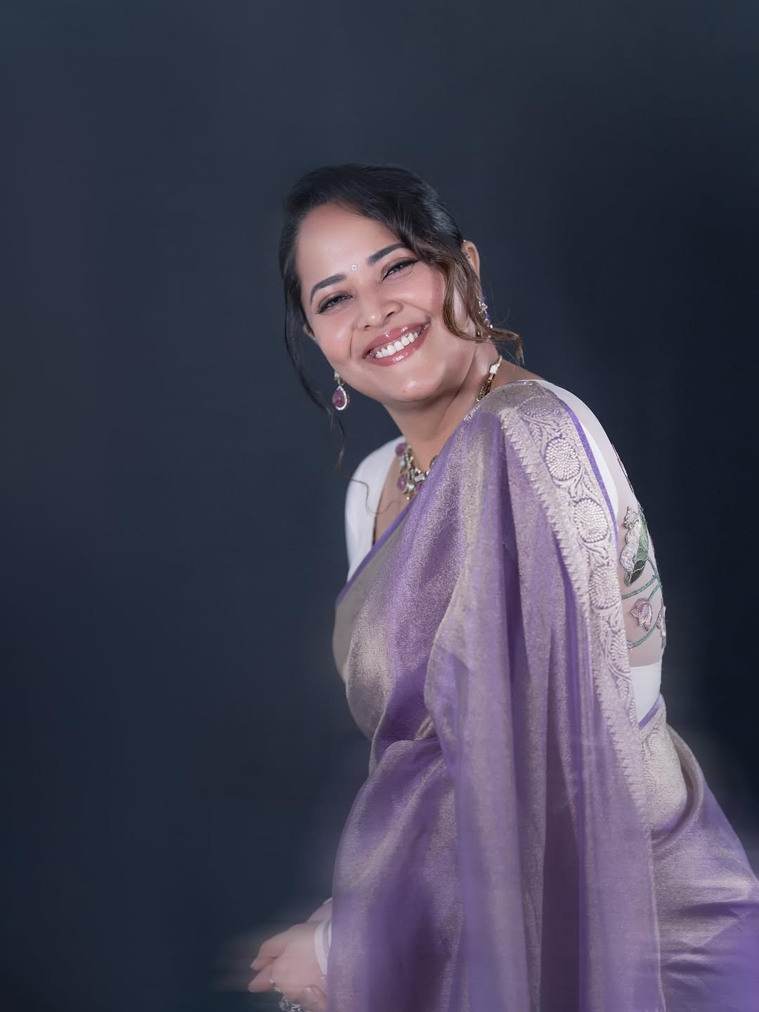 Anasuya Bharadwaj latest tradition saree look insta post viral amid ...