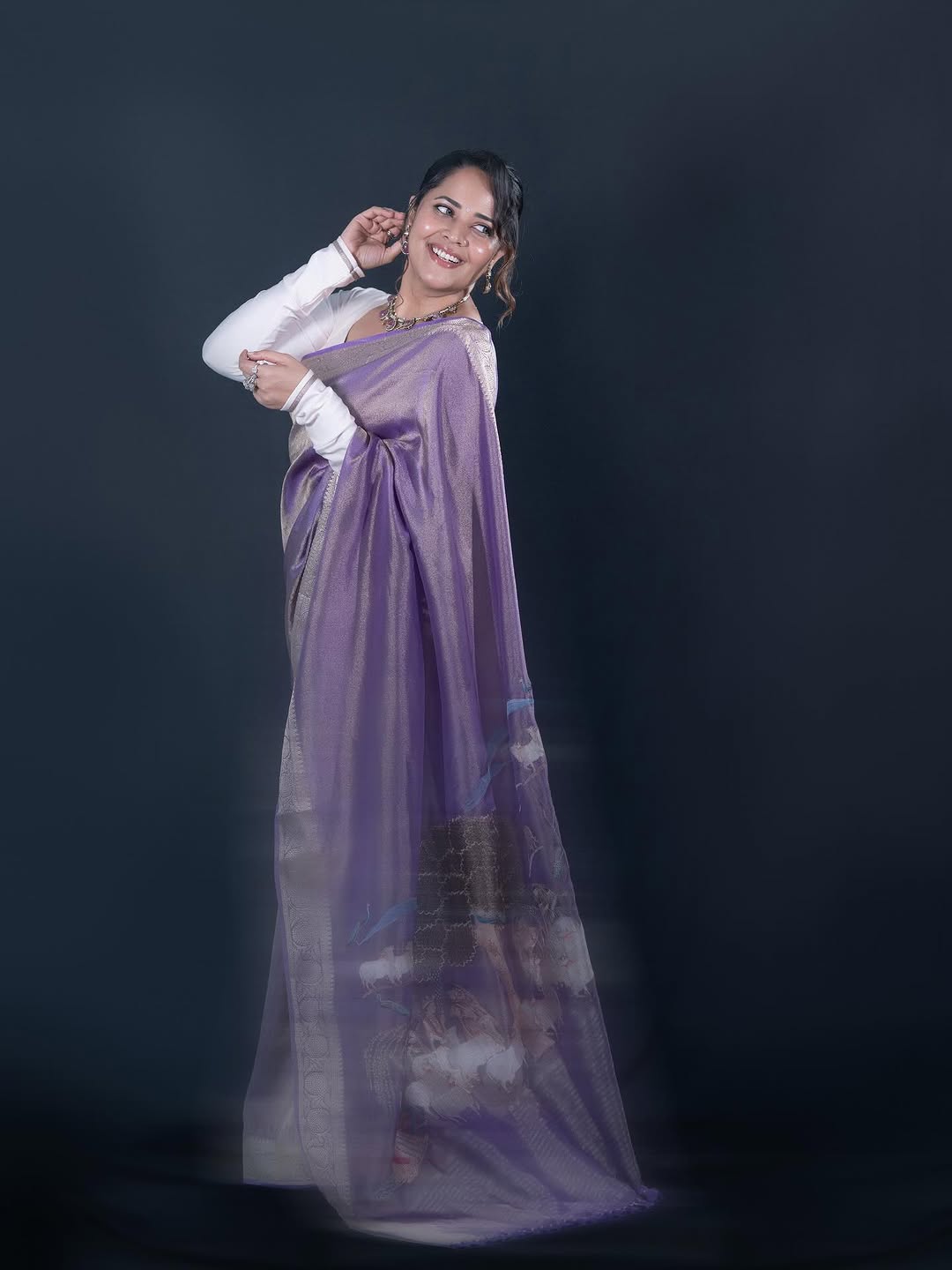 Anasuya Bharadwaj latest tradition saree look insta post viral amid ...