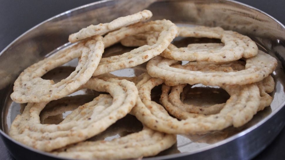 How to make sankranti special sakinalu recipe at home in telugu ...