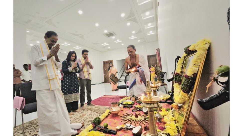 Dussehra 2025 former cm kcr and ktr performed ayudha puja at erravalli ...
