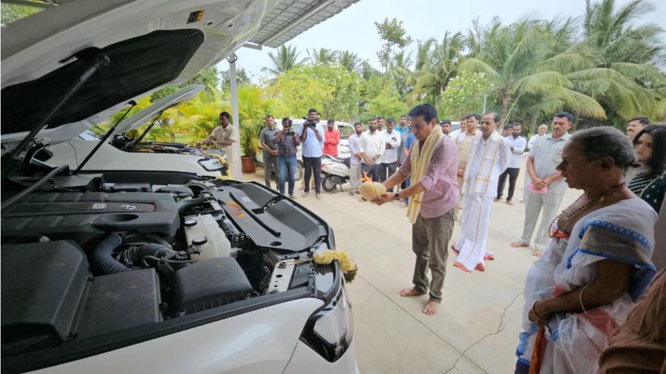 Dussehra 2025 former cm kcr and ktr performed ayudha puja at erravalli ...