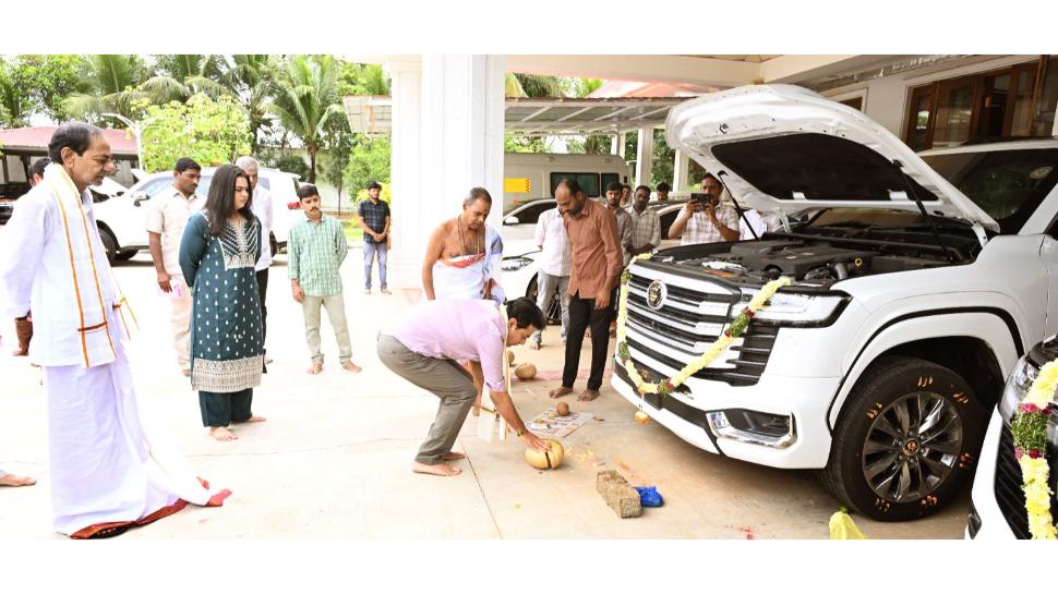 Dussehra 2025 former cm kcr and ktr performed ayudha puja at erravalli ...