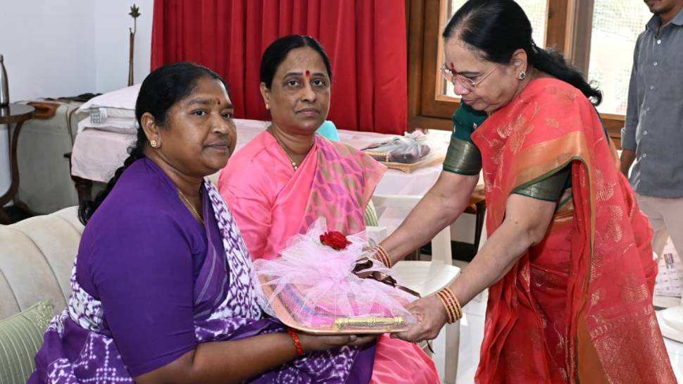 Ex CM KCR Heartful Welcome To Ministers For Invitation Of Sammakka ...