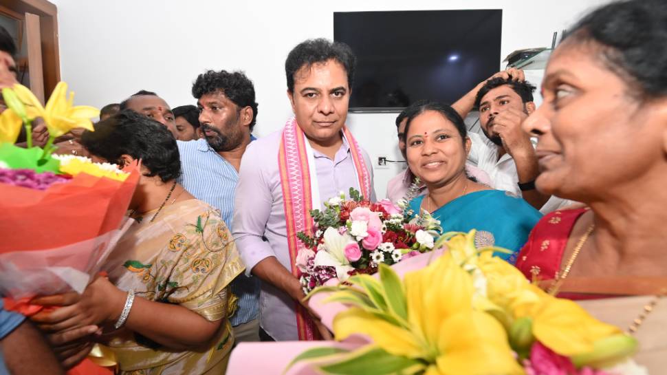 KCR And KTR Emotional Moment In Birthday Celebration At Hyderabad | KCR ...