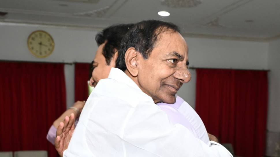 KCR And KTR Emotional Moment In Birthday Celebration At Hyderabad | KCR ...