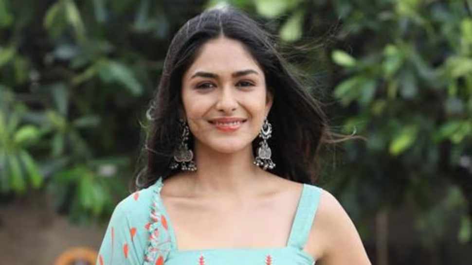 Mrunal Thakur Body Shames Star Heroine Bipasu Basu in Viral Video vn ...