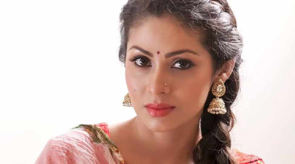 Jayam Heroine Sadhaf Shocking Comments On Star Hero Manchu Manoj vn | Sadha: ఇలా వచ్చి నన్ను అలా ...