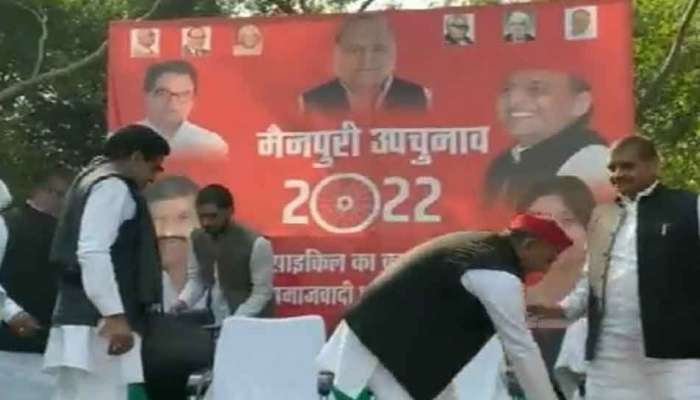 akhilesh yadav touched the feet of uncle shivpal yadav on stage in ... akhilesh yadav touched the feet of uncle shivpal yadav on stage in ...