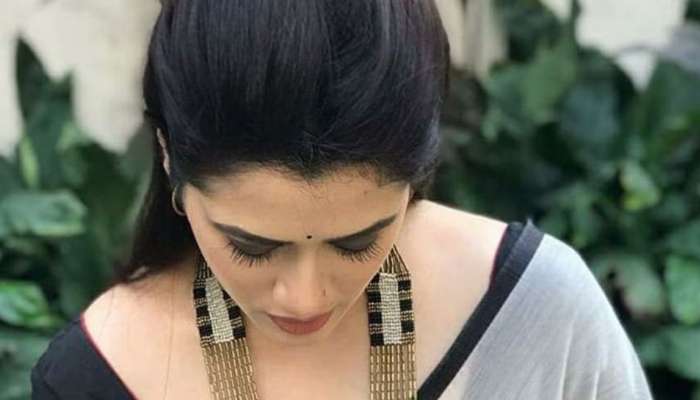 internet falls in love with girija oak | Zee News Telugu