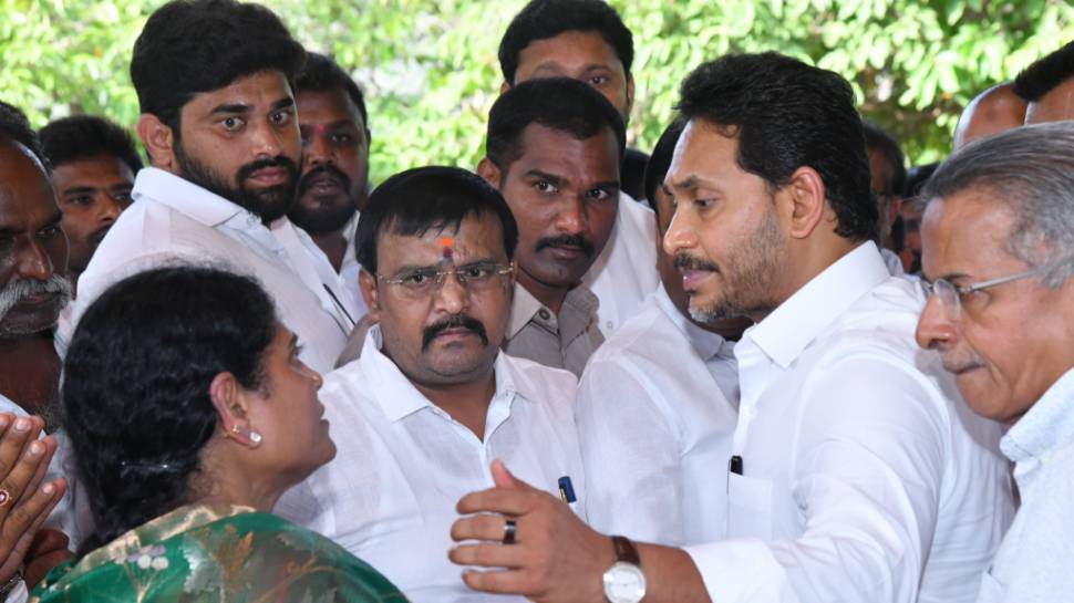 YS Vijayamma Kiss To Ex CM YS Jagan And Bharathi At YSR Jayanthi | YSR Family Photo: కొడుకు జగన్ ...